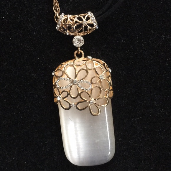 Jewelry | Alabaster Stone Crystal Necklace Nwot | Poshmark